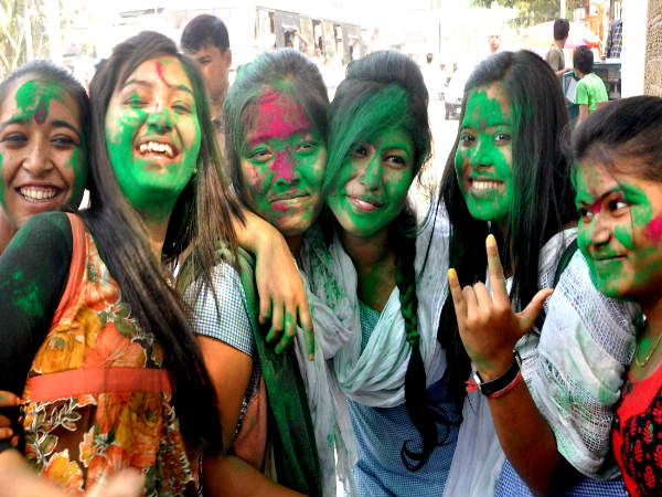 6 Awesome Reasons To Play Holi - Boldsky.com