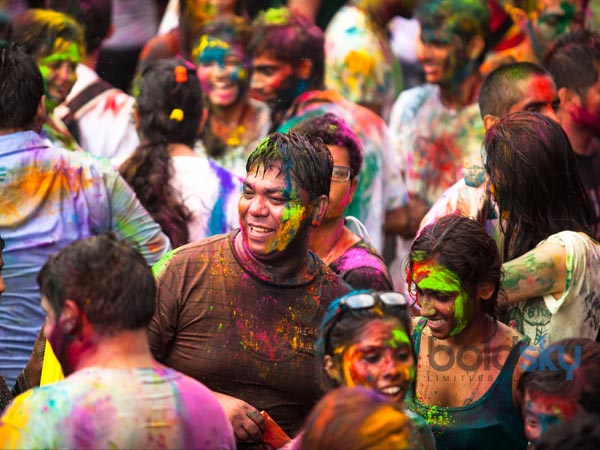 6 Awesome Reasons To Play Holi - Boldsky.com