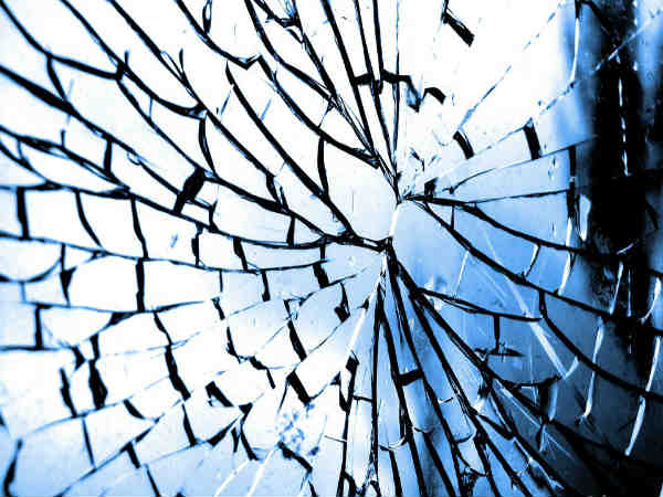 Why Breaking A Mirror Brings In 7 Years Of Bad Luck? - Boldsky.com