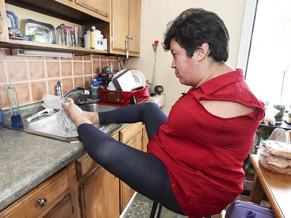 Meet The Mother-Son Duo Who Were Both Born Without Arms! - Boldsky.com