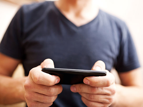 9 Simple Tips To Prevent Smartphone Thumb - Boldsky.com