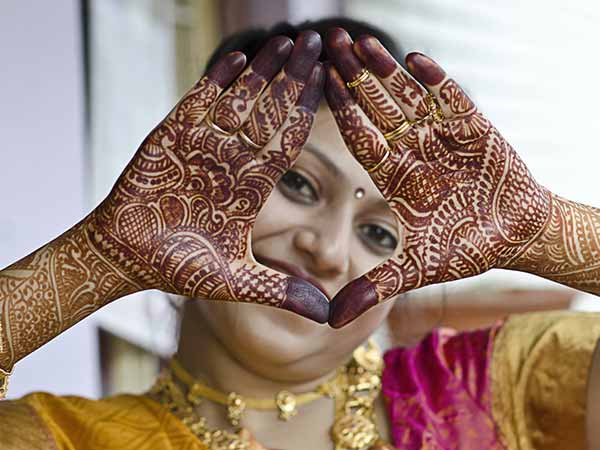 10 Tips To Get Dark And Deep Mehendi Colour On The Hands - Boldsky.com