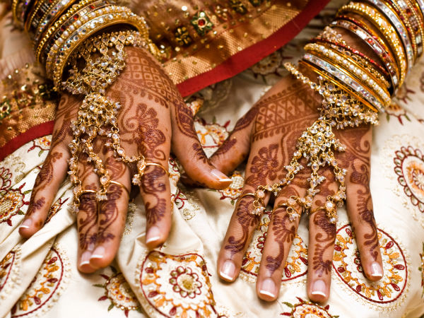 10 Tips To Get Dark And Deep Mehendi Colour On The Hands Boldsky 10-tips-to-get-dark-and-deep-mehendi-colour-on-the-hands-boldsky