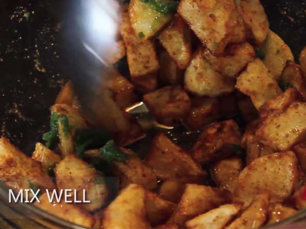 Aloo Chaat Recipe: How To Make Spicy Potato Chaat - Boldsky.com