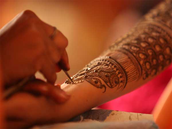 10 Tips To Get Dark And Deep Mehendi Colour On The Hands Boldsky 10-tips-to-get-dark-and-deep-mehendi-colour-on-the-hands-boldsky
