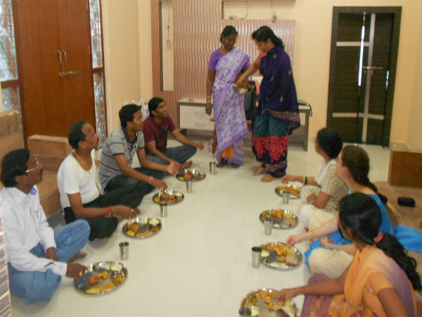 Benefits Of Sitting On The Floor And Eating - Boldsky.com