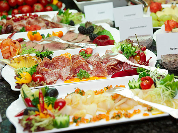 7 Ways To Be Healthy While Eating Out - Boldsky.com