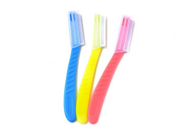 How To Use An Eyebrow Razor At Home For Quick Shaping & Plucking ...