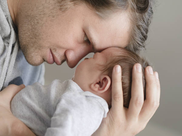 5 Ways Dads Can Soothe The Baby - Boldsky.com
