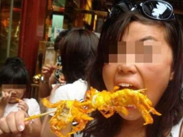 Funny Pictures With Background Fails - Boldsky.com