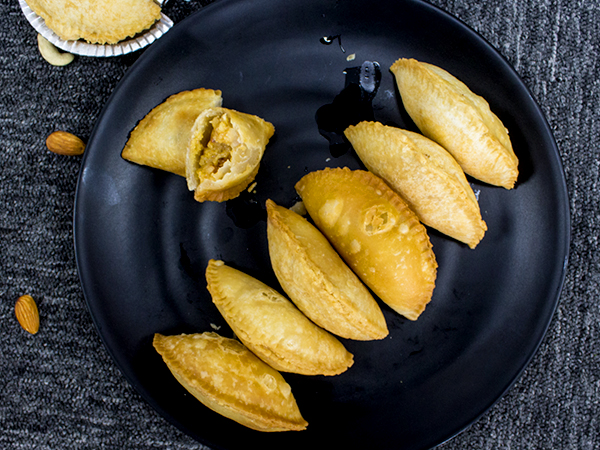 Gujiya Recipe: How To Make Mawa Gujiya At Home - Boldsky.com