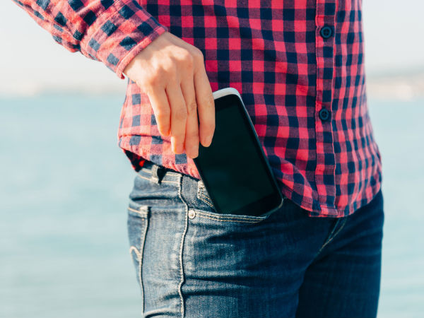 Why You Shouldn't Put Mobile Phone In Pocket - Boldsky.com