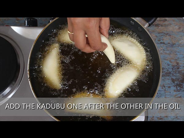 Kadubu Recipe | Fried Kadubu Recipe | Kayi Kadubu Recipe - Boldsky.com