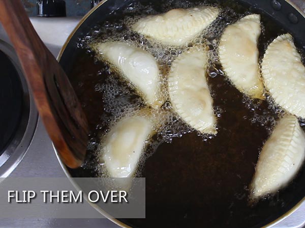 Kadubu Recipe | Fried Kadubu Recipe | Kayi Kadubu Recipe - Boldsky.com