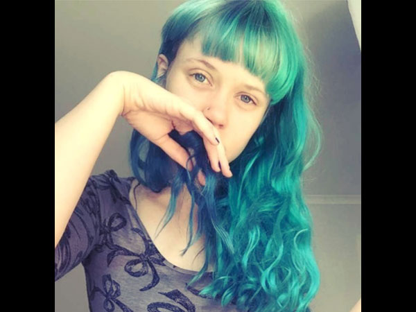 This 'Cam-Girl' Makes Quick Bucks By Entertaining Men! - Boldsky.com