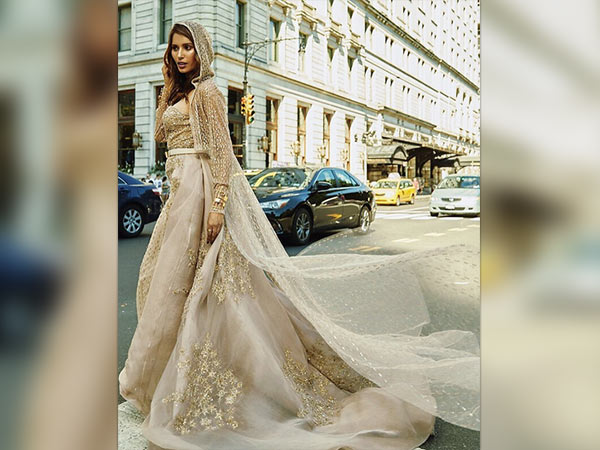 Celebrity Designers Turn Super Model Ujjwala Raut Into A Diva - Boldsky.com