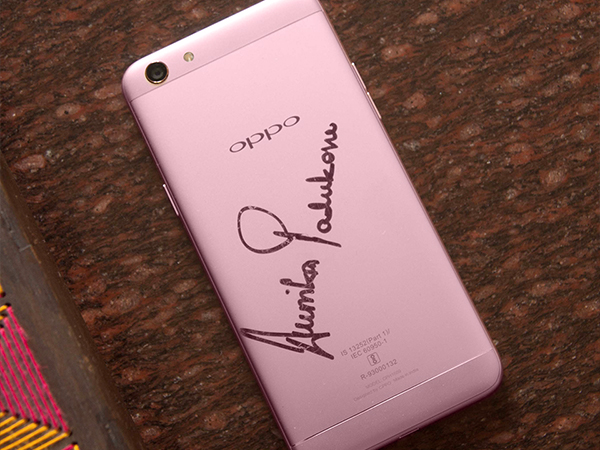 OPPO F3 Rose Gold: The Ultimate Style Statement - Boldsky.com