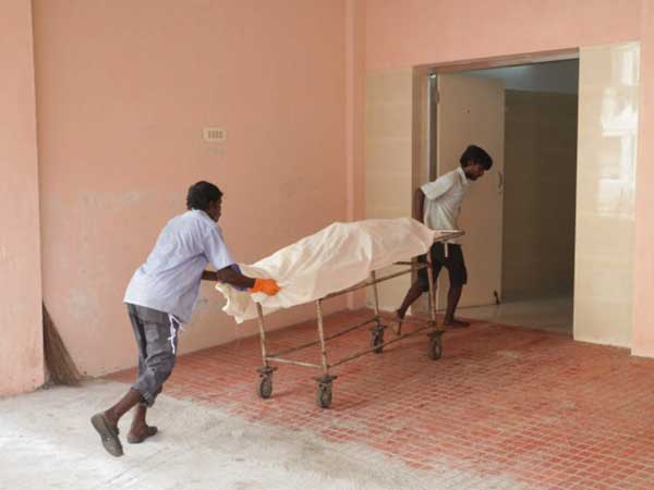 Woman, Presumed Dead, Wakes Up Alive From A Mortuary - Boldsky.com