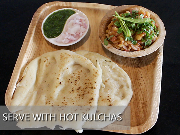 Matar Kulcha Recipe | Delhi-style White Chane Ke Chole Recipe | Kulcha ...
