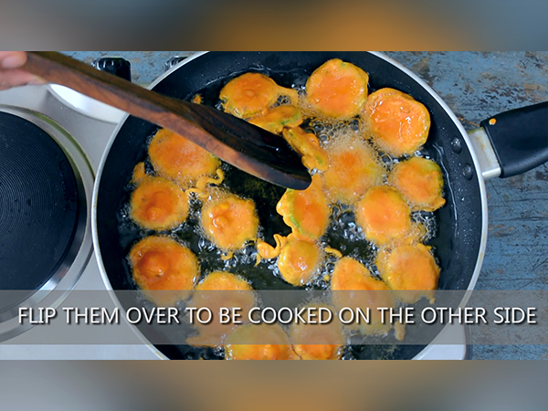 Heerekai Bajji Recipe: How To Make Ridge Gourd Bajji - Boldsky.com