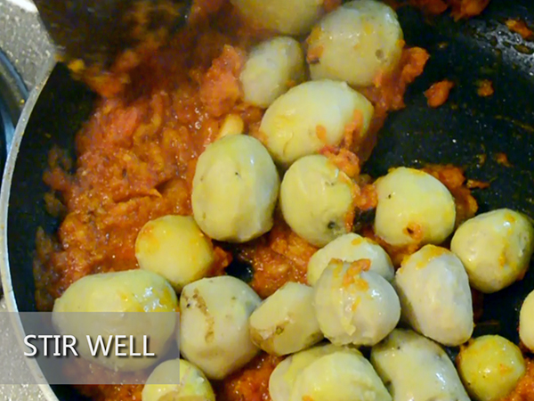 Luchi Aloor Dum Recipe: How To Make Bengali-style Poori And Dum Aloo ...