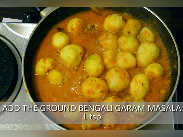 Luchi Aloor Dum Recipe: How To Make Bengali-style Poori And Dum Aloo ...