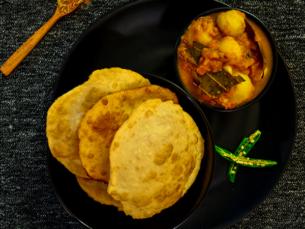 Luchi Aloor Dum Recipe: How To Make Bengali-style Poori And Dum Aloo ...