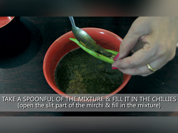 Hari Mirch Ka Achaar Recipe: How To Prepare Green Chilli Pickle ...