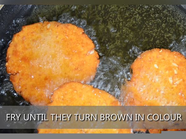 Nippattu Recipe: How To Make Thattai At Home - Boldsky.com