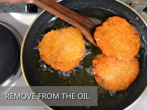 Nippattu Recipe: How To Make Thattai At Home - Boldsky.com