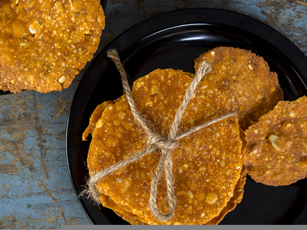 Nippattu Recipe: How To Make Thattai At Home - Boldsky.com