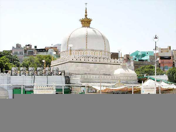 A Dargah Where A Rock Floats In Air Literally! - Boldsky.com