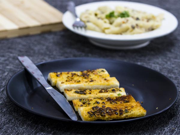 Tawa Garlic Bread Recipe: How To Prepare Garlic Bread At Home - Boldsky.com