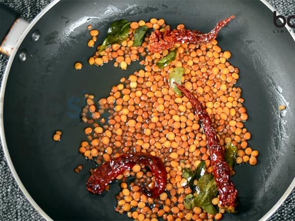 How To Make Kadalebele (Chana Dal) Chutney - Boldsky.com