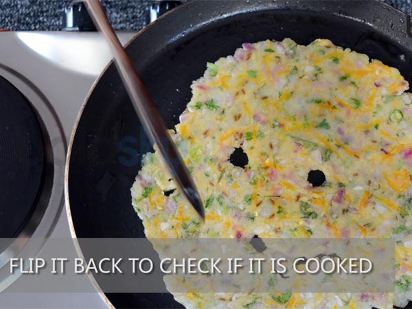 Akki Rotti Recipe: Karnataka Style Akki Rotti Recipe - Boldsky.com