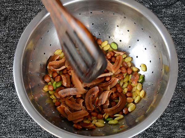 Healthy Snacks: How To Make Avarekai Mixture - Boldsky.com