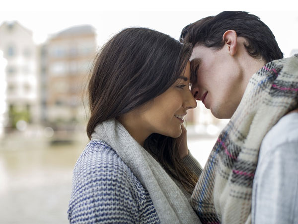 Kissing On Lips: Do You Know About These Benefits? - Boldsky.com