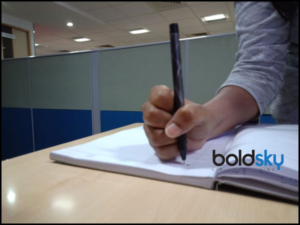 The Way You Hold A Pen Reveals About Your Personality - Boldsky.com