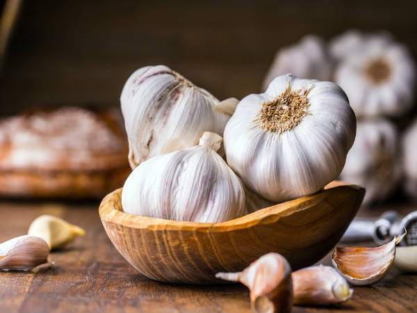 How To Use Garlic To Treat Pimples - Boldsky.com