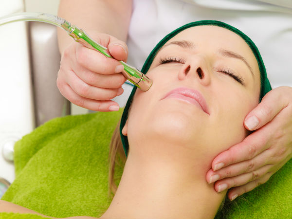 What Is Microcurrent Facial & How Is It Done? - Boldsky.com