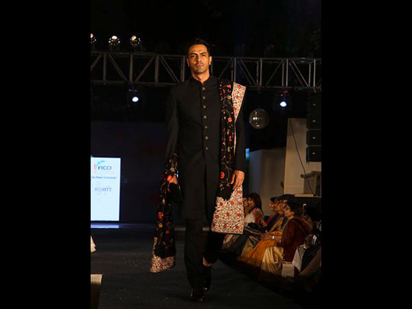 Arjun Rampal Walks Down The Ramp For Rohit Bal At FICCI Flo Event ...