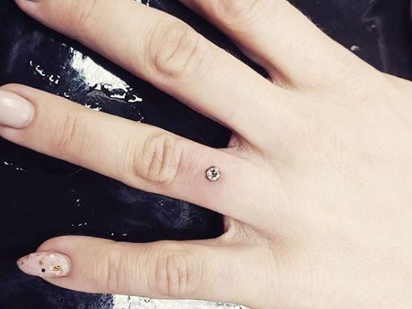 Diamond Finger Piercing Is A Viral Trend - Boldsky.com