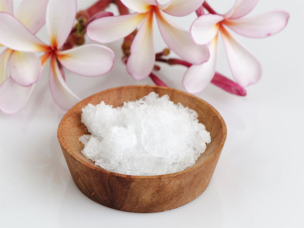 Best Ways To Use Camphor For Skin & Hair - Boldsky.com