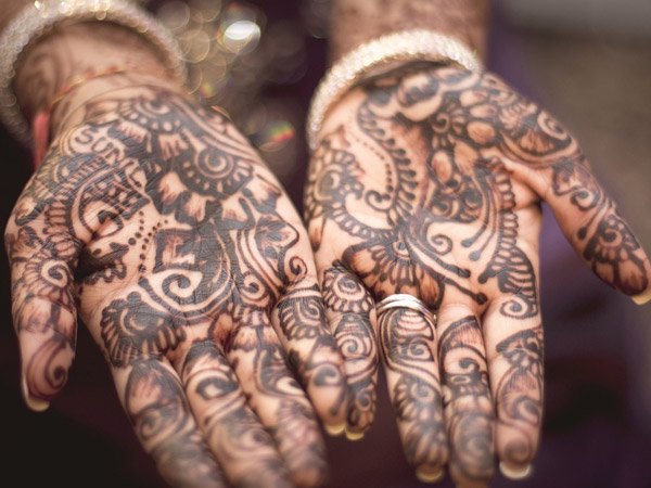 14 Tips & Tricks To Make Your Mehendi Dark - Boldsky.com