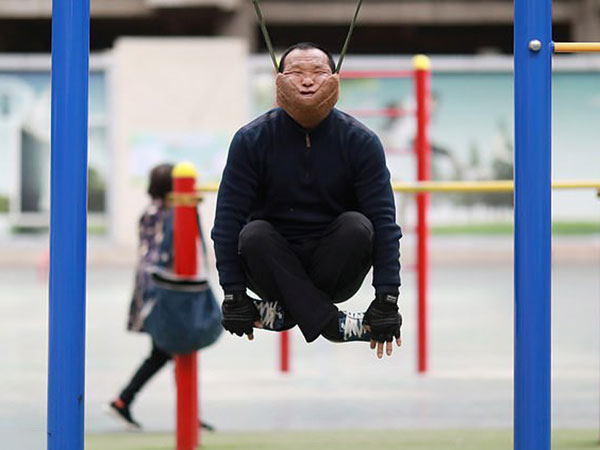 People In China Are Hanging By Their Necks For Relief - Boldsky.com