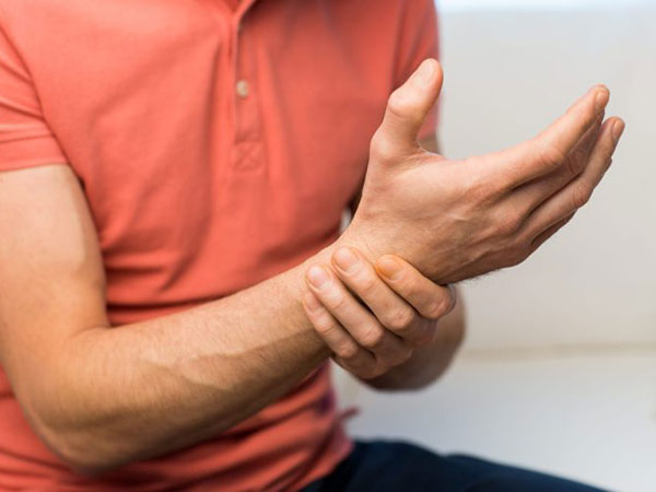 Sprained Wrist: Types, Symptoms And Treatment - Boldsky.com