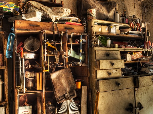 Hoarding Disorder (Compulsive Hoarding): Symptoms, Causes & Treatment ...