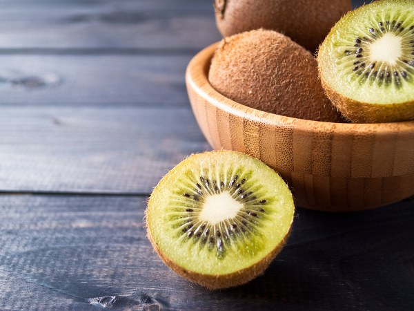 Kiwi Fruits: Nutritional Health Benefits, Risks & How To Eat - Boldsky.com