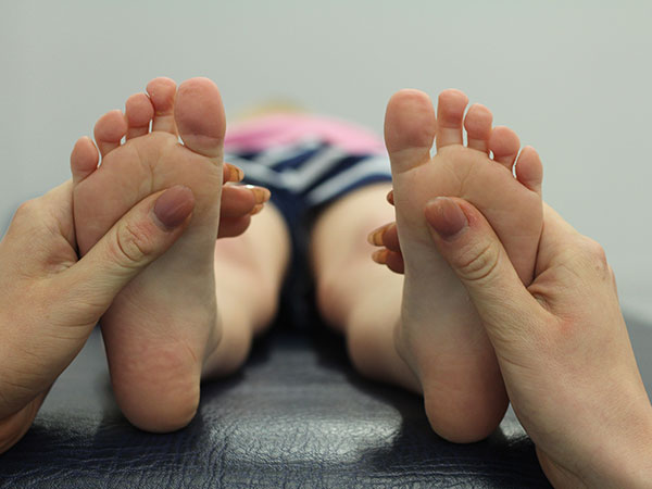 How To Deal With In-Toeing And Out-Toeing In Children - Boldsky.com