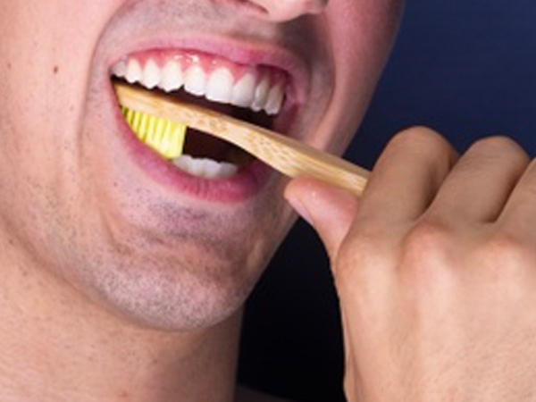 How To Brush Your Teeth Correctly - Boldsky.com